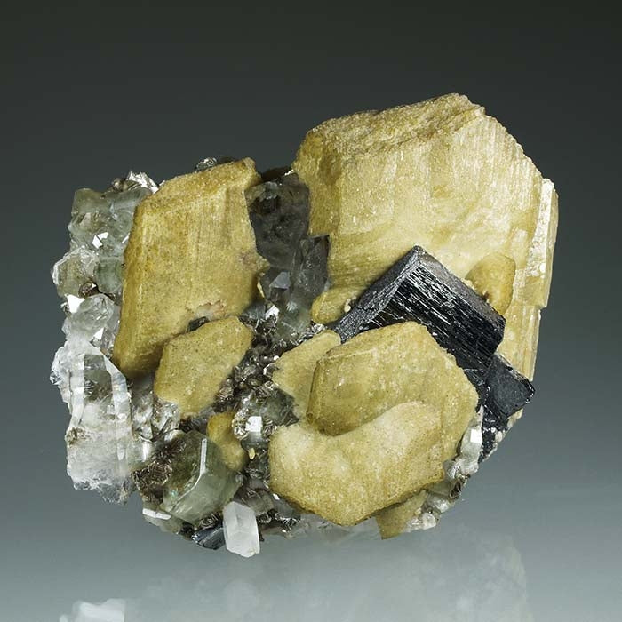MINERALS FLUORAPATITE, SIDERITE, FERBERITE, QUARTZ, MUSCOVITE – Luis ...